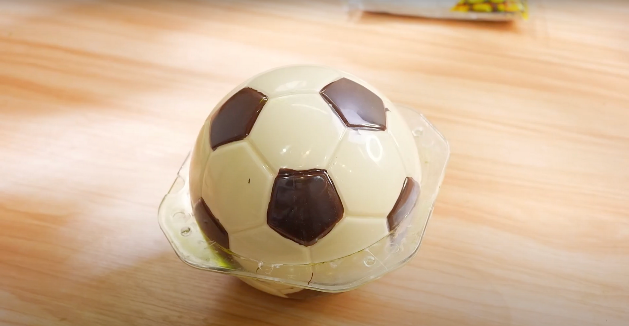 CHOCOLATE SOCCER BALLS – Yuen Tung Sugar